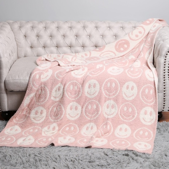 Comfy Luxe | Bedding | Comfy Luxe Smiley Light Pink Blanket | Poshmark